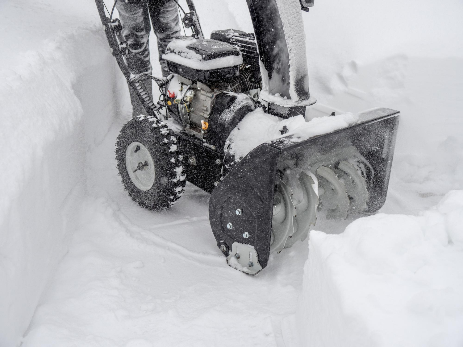 Snow Ploughing | Salting – Vis Landscaping